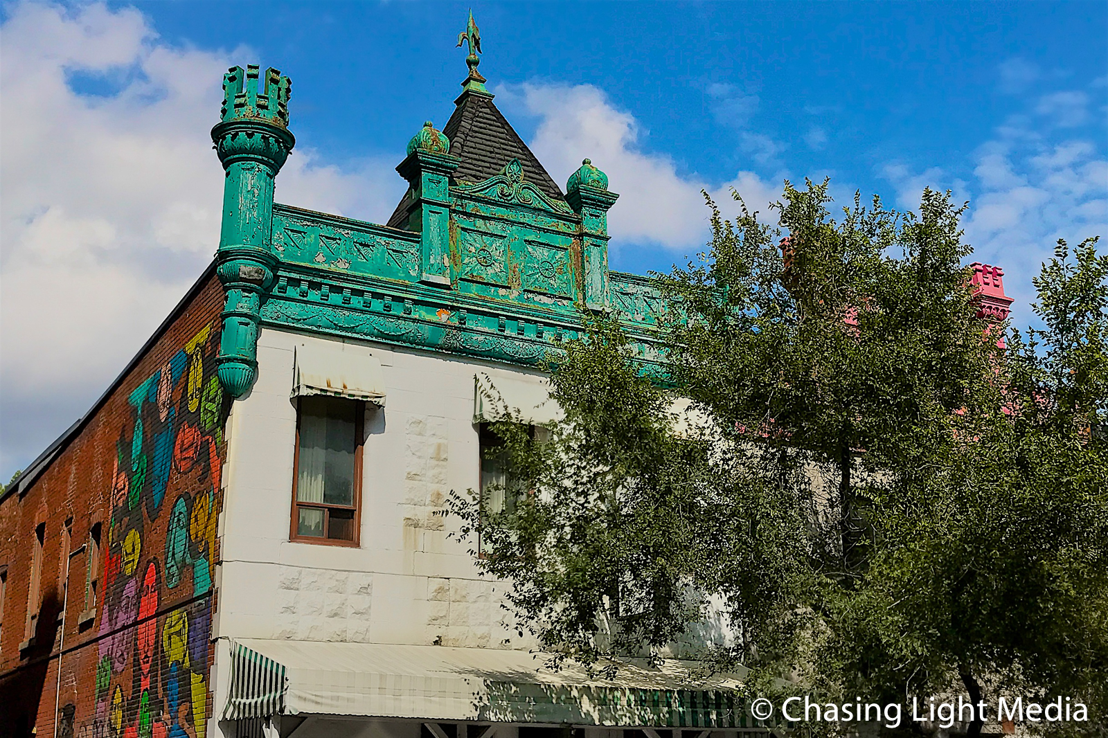 Colorful buildings of Montreal – cool adventures